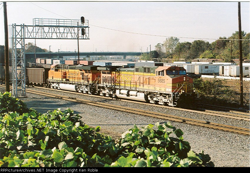 BNSF 5685 and BNSF 5764
